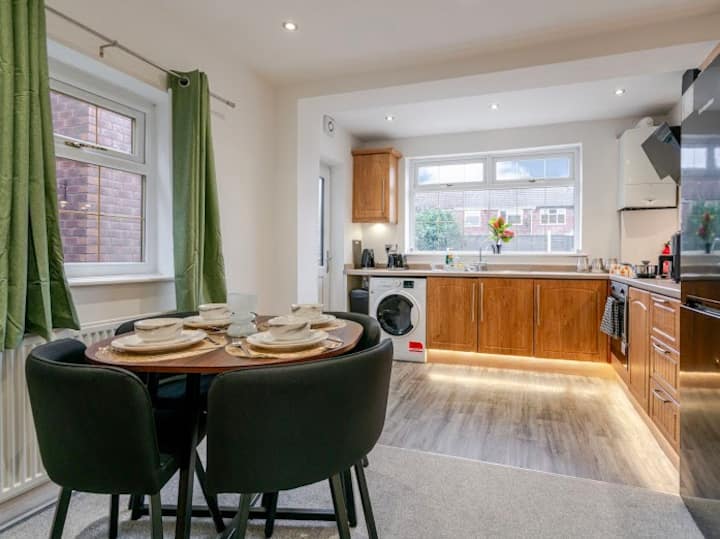 Perfect For Contractors, Sleeps 7, 77" Tv, Parking - Stockport