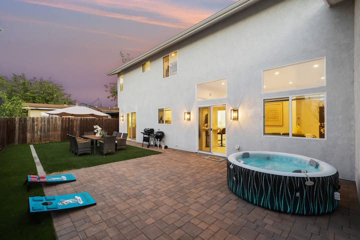 Hot Tub, King Bed, 3-br/2.5-bath W Yard, Parking - Lakeside