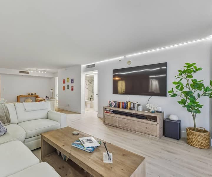 Modern 1br Apartment On The Ocean In Surfside - Surfside, FL