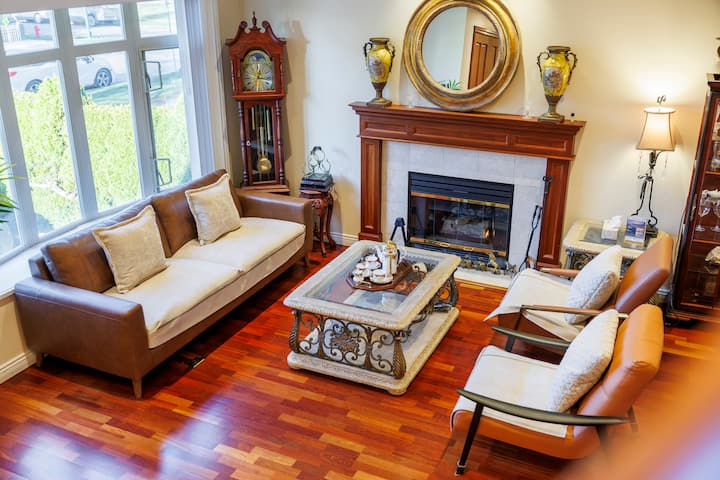 4br Designer Home: Grand Fireplace & Soaker Tub - Vancouver