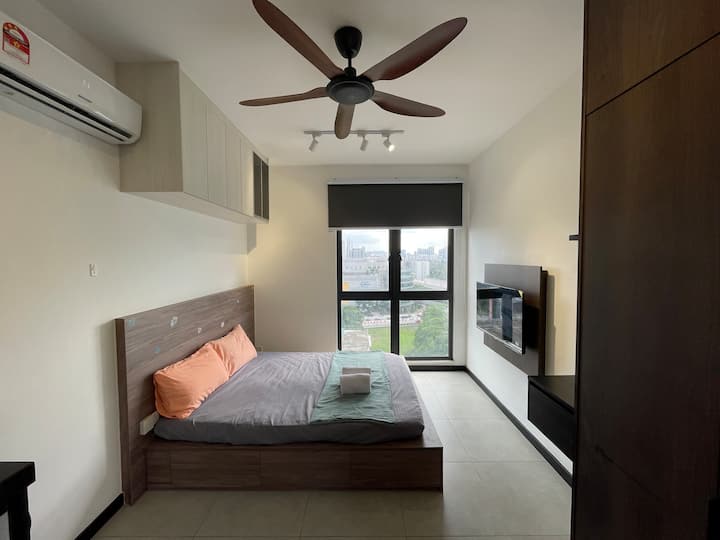 Nice Big Window Free Netflix Studios W13d Aa - Malaysia