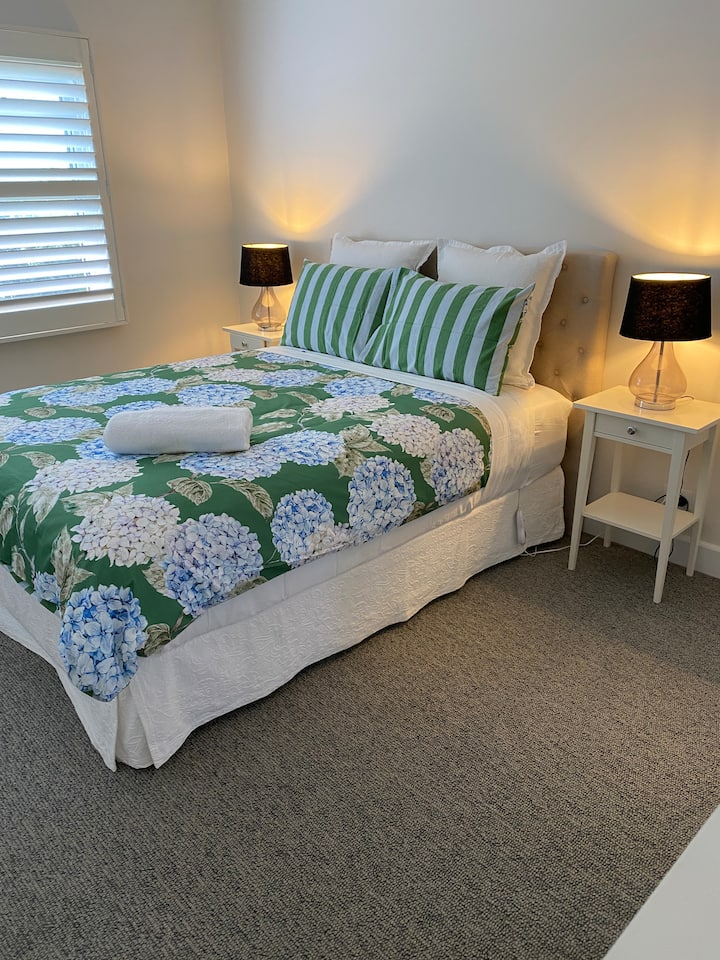 A Bright, Clean Bedroom With A Queen Sized Bed. - Colac