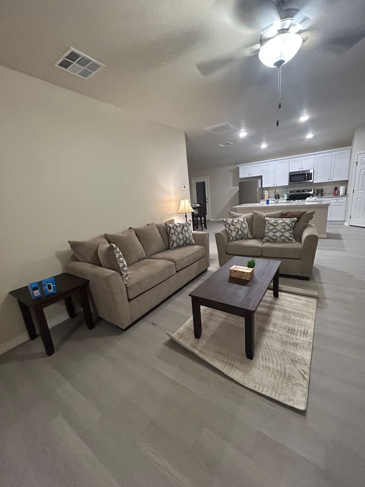 Comfortable 3br | Quiet Midland Area - Midland, TX