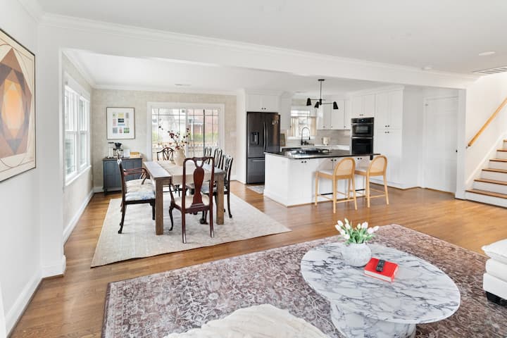 Spacious 4br | 4 Min Friendlycenter | Fenced Yard - 格林斯伯勒