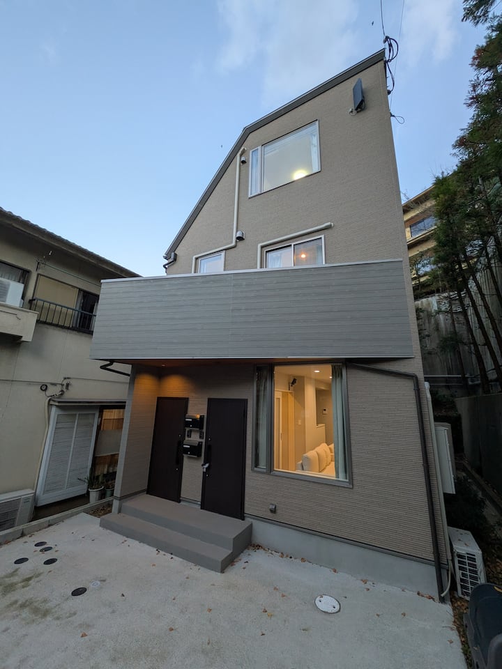 【一軒家貸切】寝室4部屋・バス/トイレ各2つ完備！プロジェクター付の広い邸宅｜天神・博多へ好アクセス - Fukuoka