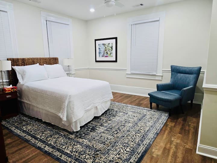 Historic Downtown Loft Near Mercer | 2br W/parking - Macon, GA