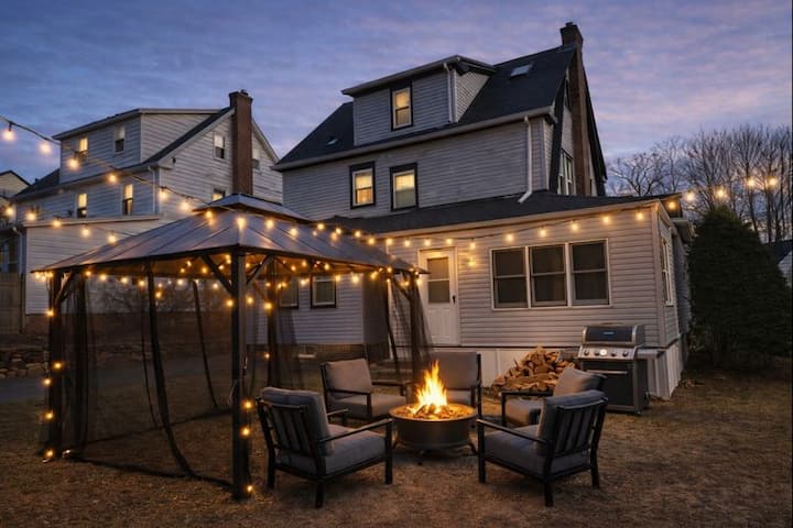 Spacious New Haven Home W/ Fire Pit & Private Yard - New Haven, CT