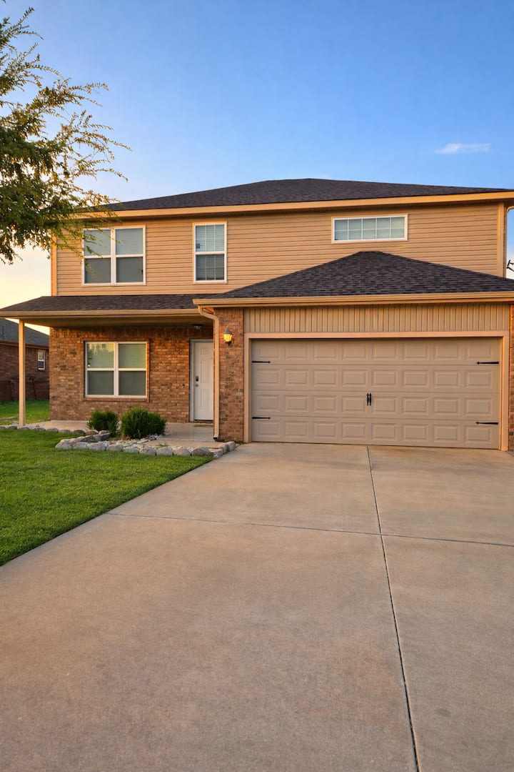 Spacious 4br Family Home Near Downtown Okc & I-240 - Oklahoma City, OK
