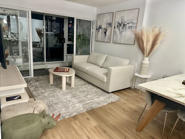 Chic Bright Condo + Pool, Sauna, One Free Parking - Vancouver