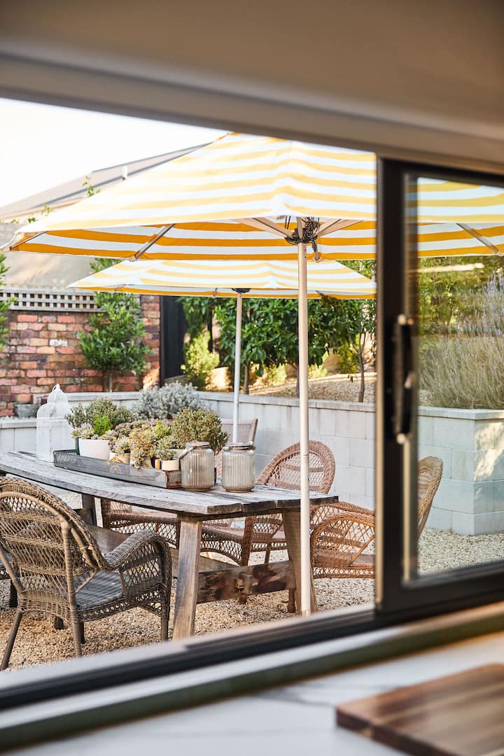 A Calm City Retreat - Walk To Cbd + Parking - Riverside