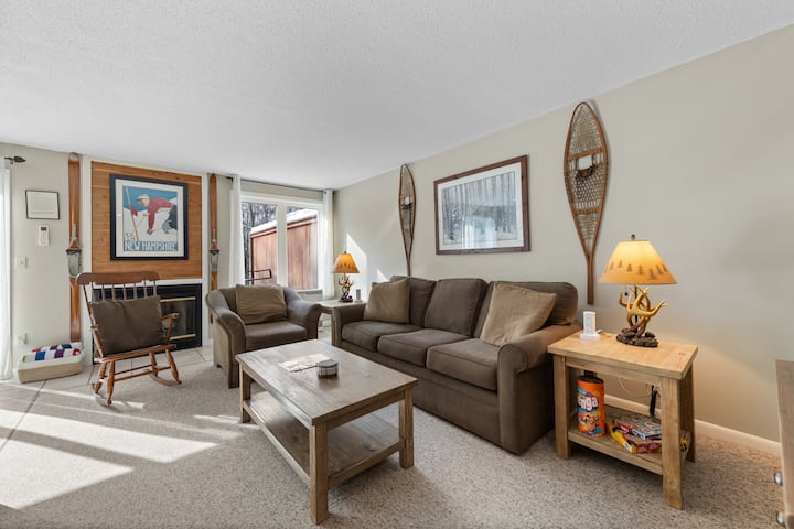 Bright & Cozy Mountain Gem: Private Hot Tub - Pkg! - Campton, NH