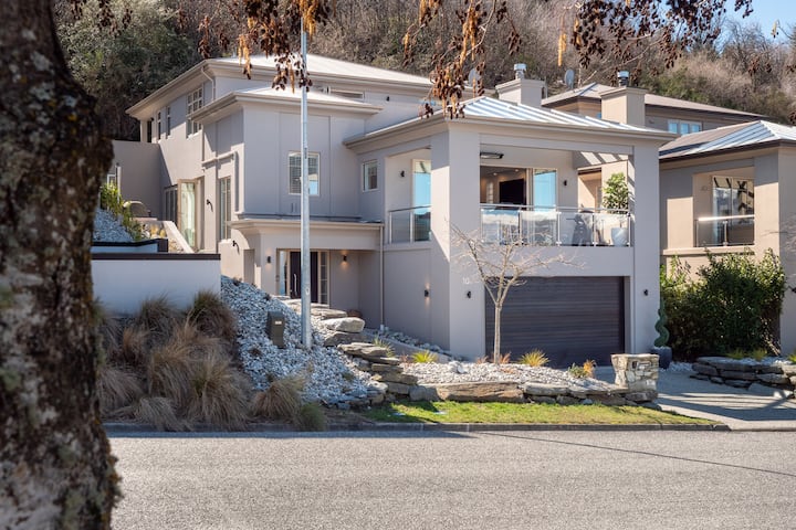 Remarkable 5-bedroom On The Hill - Queenstown