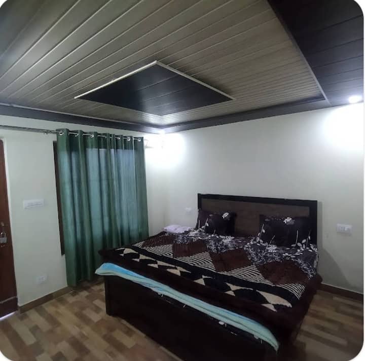 Budget Bed And Meals In Main Auli - Joshimath