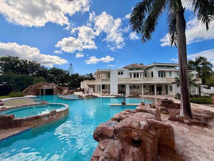 Lujoso Palacio De Los Leones - Puerto Rico