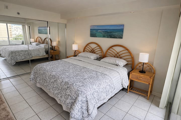 Modern Waikiki Condo W/king Bed, Balcony & Kitchen - Honolulu, HI