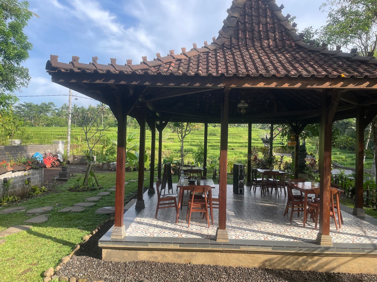 Chalet en bois paisible au bord de la rivière au milieu des champs de ...