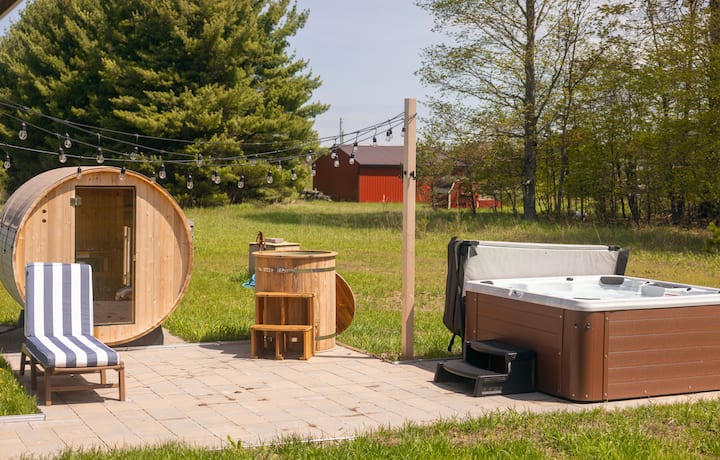 Northern Escape | Hot Tub, Sauna, Cold Plunge - Empire, MI