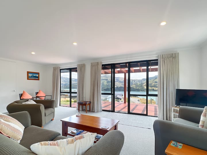 Roomy 3-bed Harbour View Getaway · Sleeps 7 - Akaroa