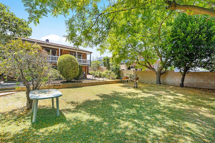 The Classic Charm - Ocean Glimpses Spacious Garden - Joondalup