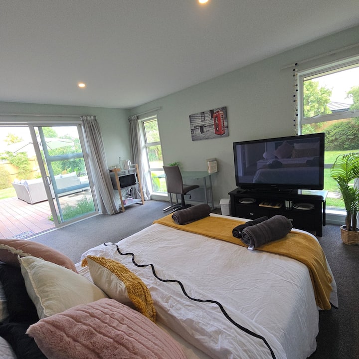 Garden Retreat – Private Master Room With Ensuite - Lincoln