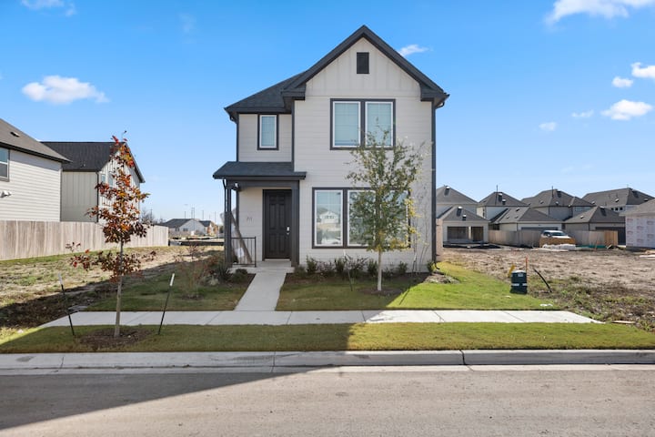 Circuit City Sanctuary: Fully Furnished 3br/3ba - Taylor, TX