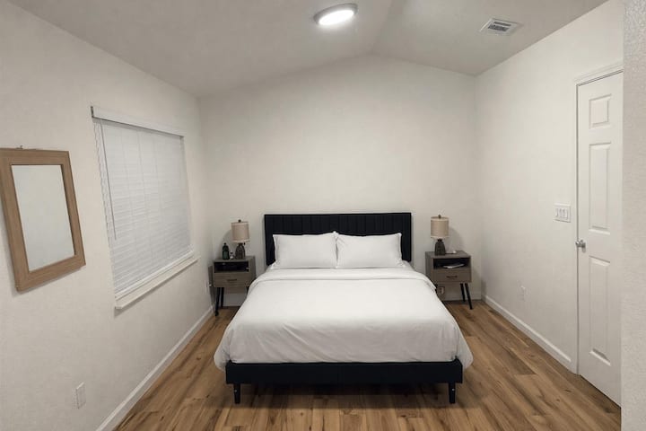 Beautiful Room On First Floor Queen Bed & Desk - Antioch, CA