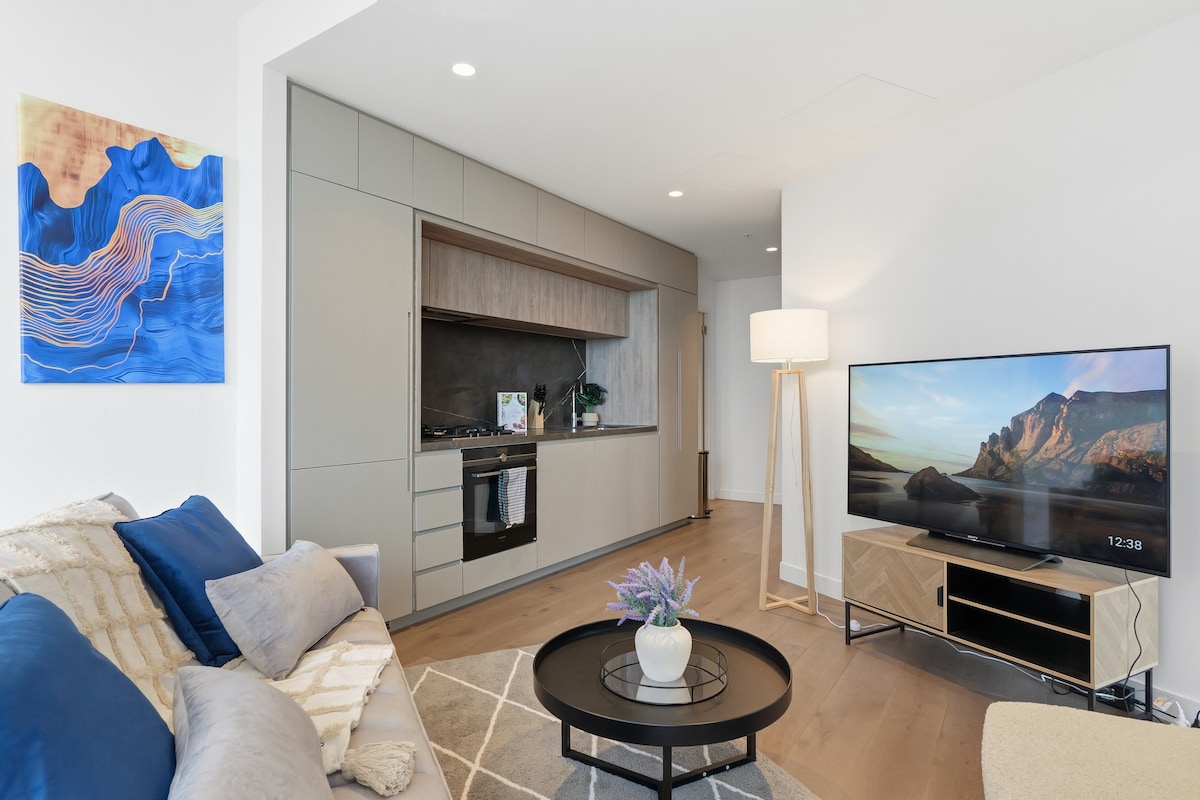 High-Rise CBD Luxe 2B2B w/Pool, Gym & City Views - Flats for Rent in ...