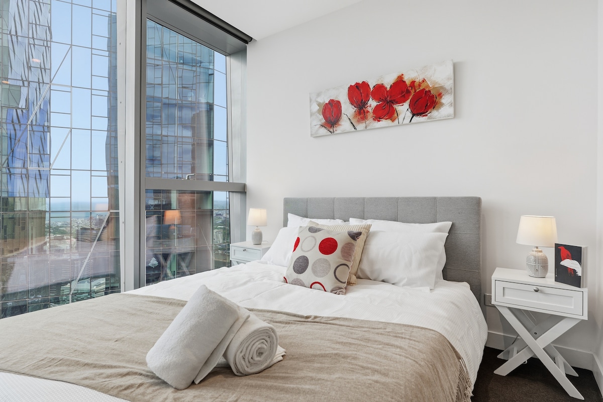 High-Rise CBD Luxe 2B2B w/Pool, Gym & City Views - Flats for Rent in ...