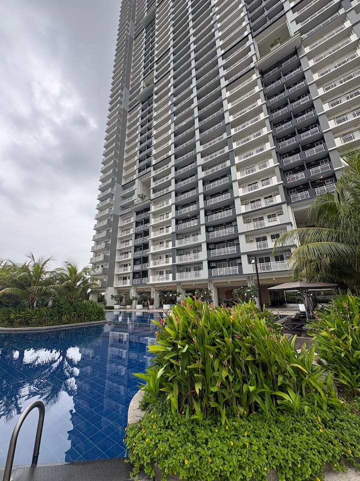 Hotel & Resort Style Condo W/ Balcony Pet-friendly - Las Piñas