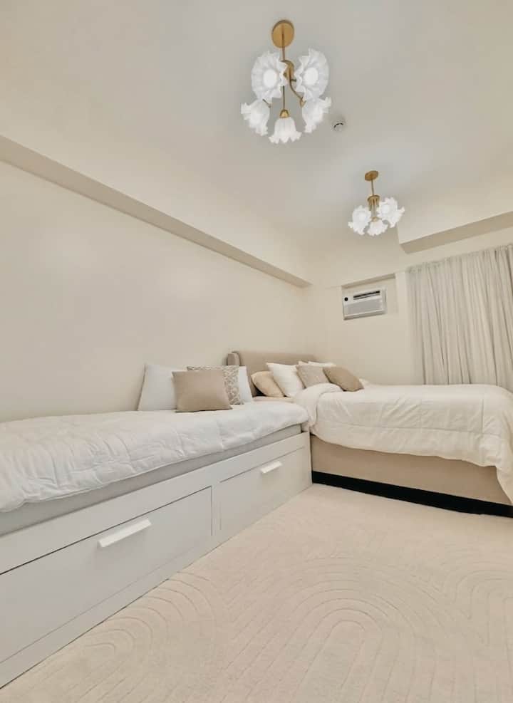 Resort-style Condo W/ Pool & Gym | Near Airport - Las Piñas