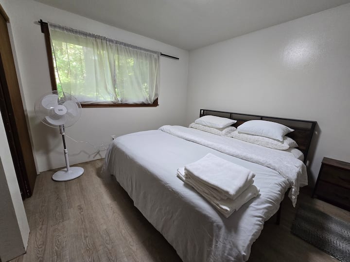 2 Bedrooms Home - B - Redmond, WA