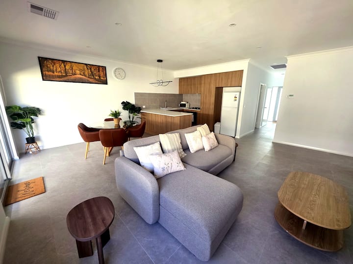 Modern Private Townhouse Close To City & Transport - Riverton