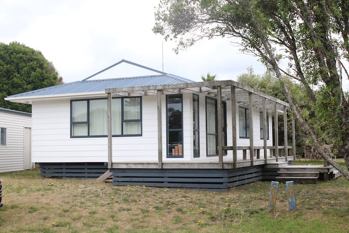 Esme Escape - The Classic Kiwi Bach By The Beach - Omaha River