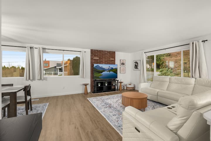 Burien Midcentury Lux | 6 Beds | 2 Mins To Airport - Des Moines, WA