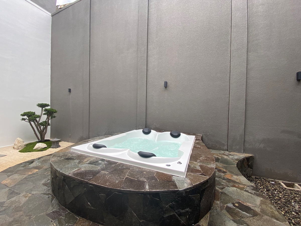 NEU! Villa mit 4 Schlafzimmern, kaltem Whirlpool und Zen-Garten ...