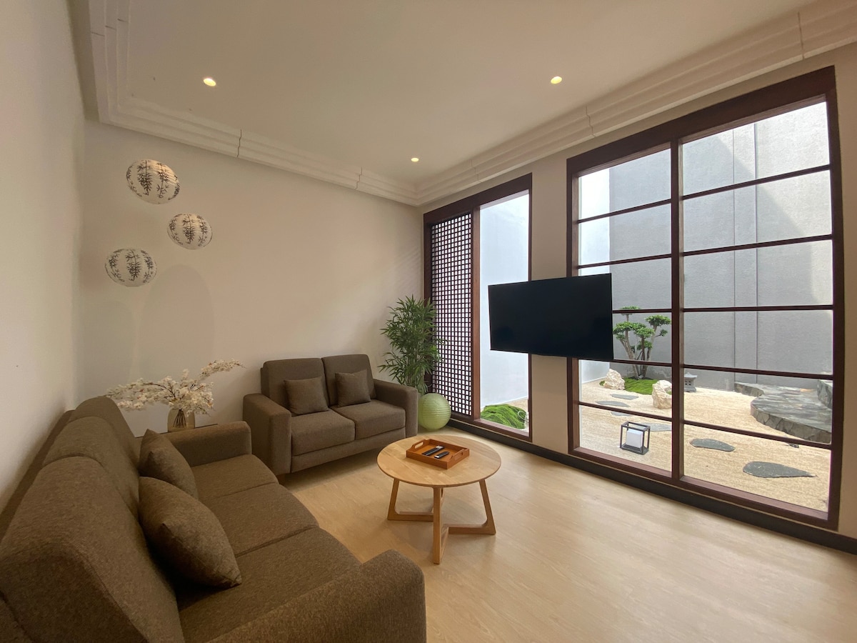 NEU! Villa mit 4 Schlafzimmern, kaltem Whirlpool und Zen-Garten ...