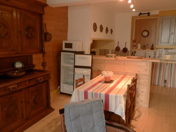 Jolie Maison De Village Au Centre De Saint-béat - Le Mourtis