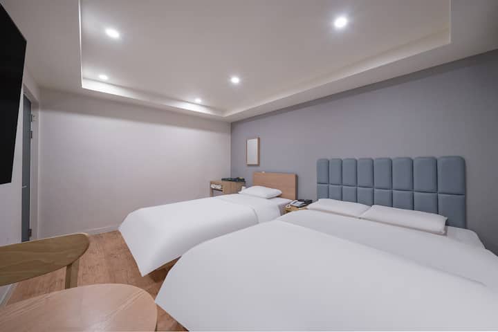 포항 다온호텔 스탠다드 트윈베드룸A(더블+싱글) - 경주시