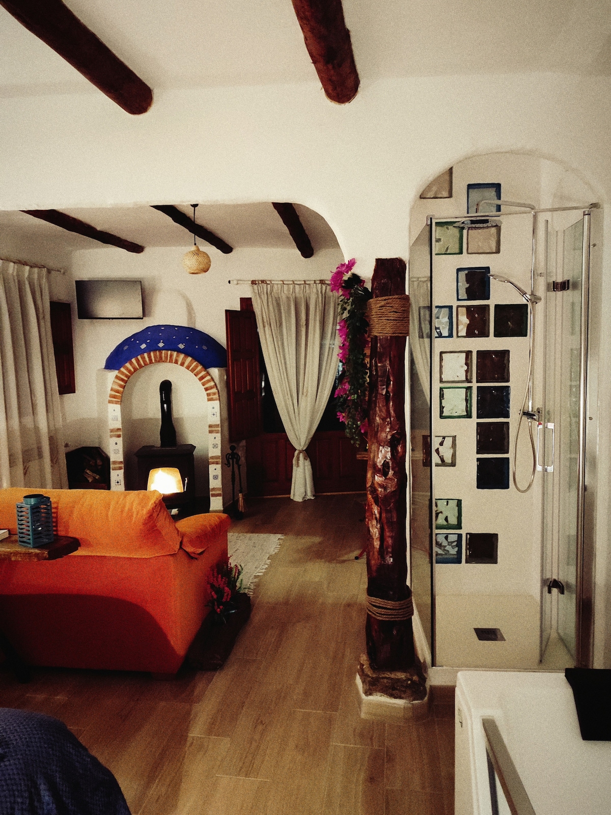 Sea Suite with Jacuzzi, sauna and fireplace - Hotels for Rent in Losana ...