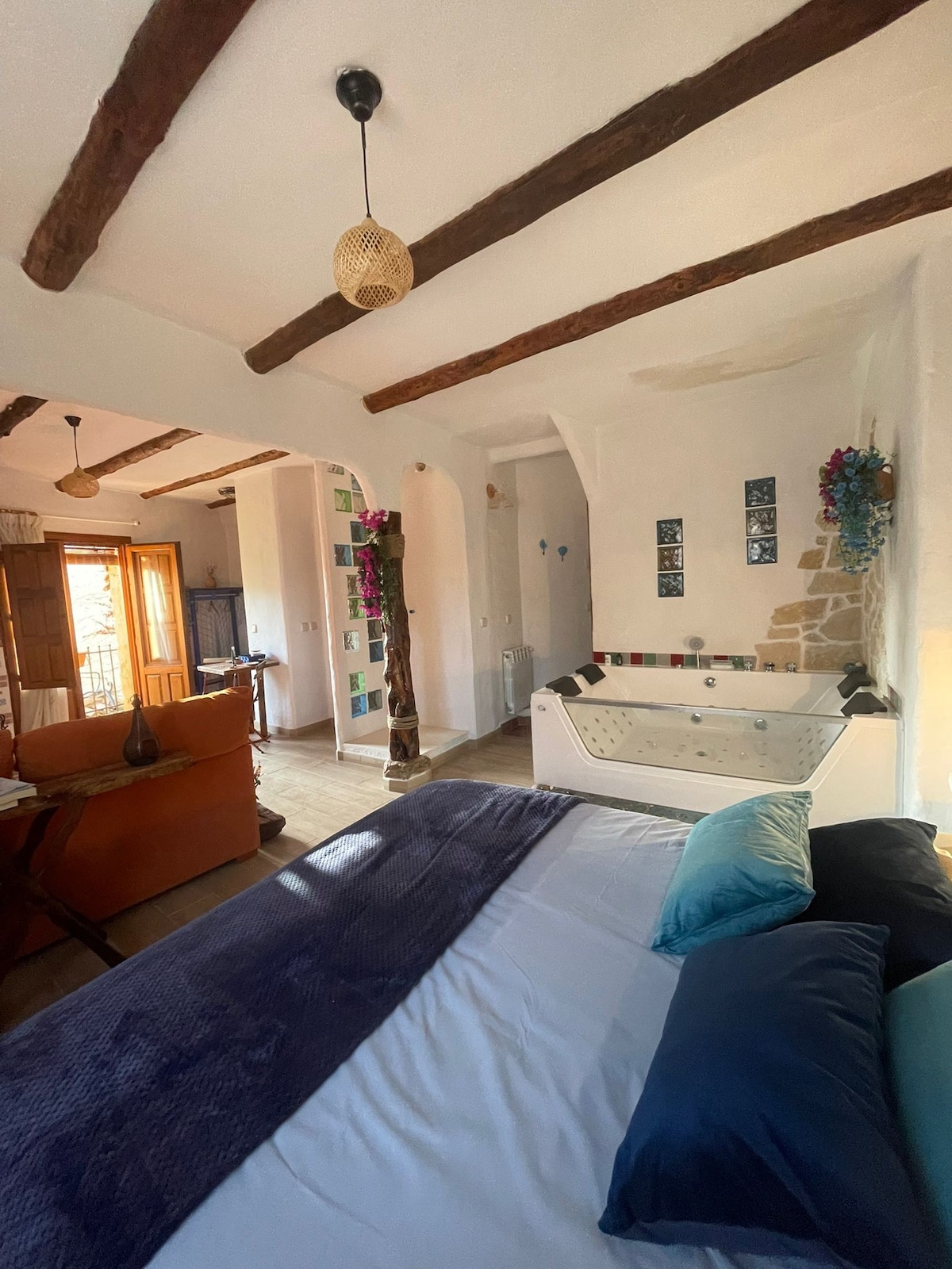 Sea Suite with Jacuzzi, sauna and fireplace - Hotels for Rent in Losana ...