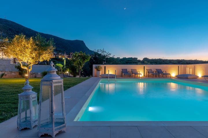 Mangie Villa Hersonissos - Private Pool, Sleeps 11 - Koutouloufari