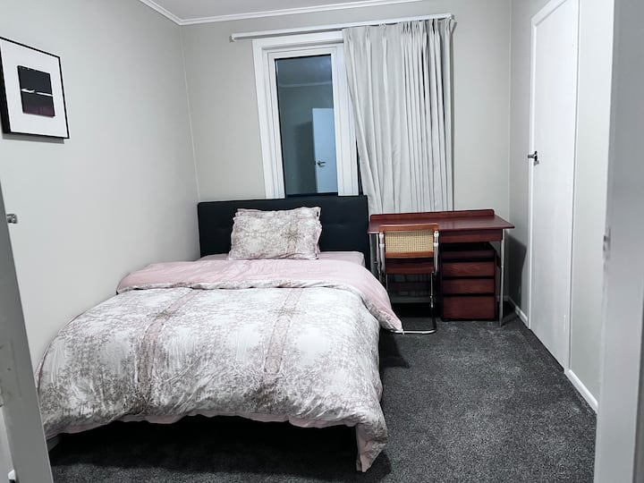 Cosy Private Room2 With Walk-in Wardrobe & Desk - Wellington, New Zealand