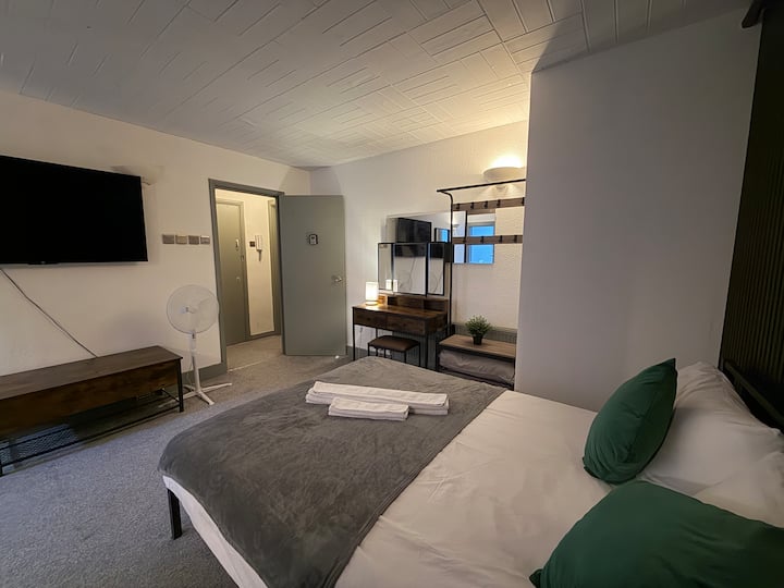 Large Studio Room +Private Bathroom/kitchen - London
