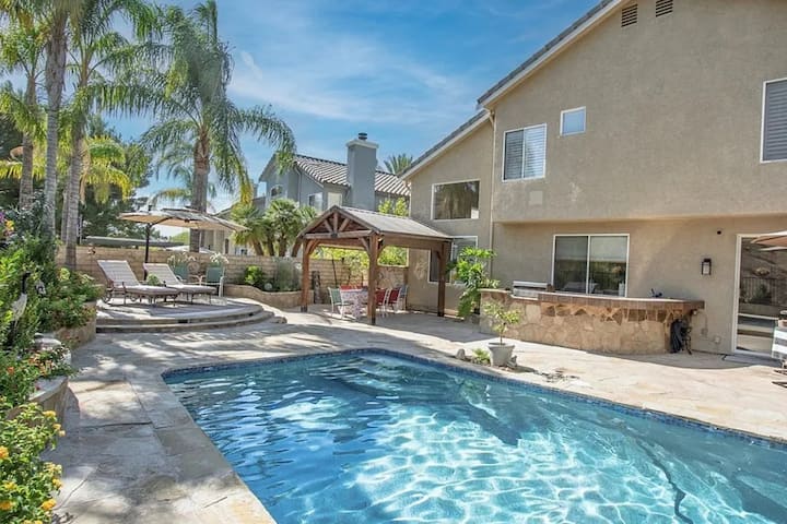 Luxurious Home With Beautiful Views And Pool - Santa Clarita, CA