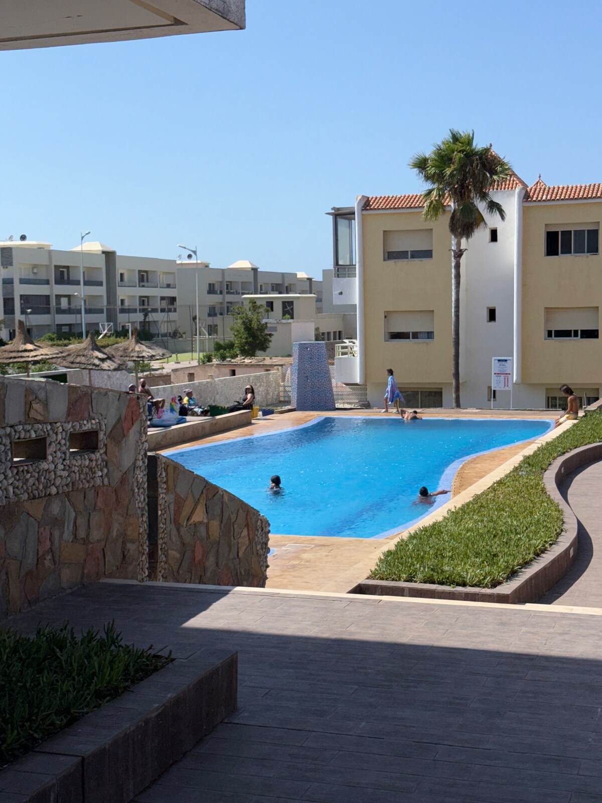 Studio vue mer-Piscine et accès plage sidi rahal - Appartements à louer ...