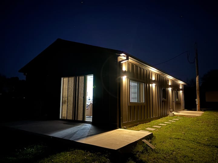 The Blackbird Guest House | Scenic Modern Retreat - Tulsa, OK