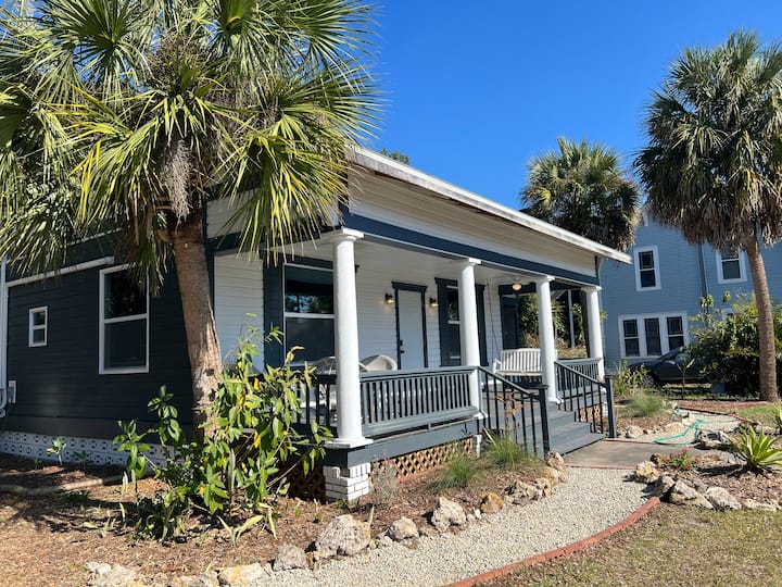 Porch Light & Pines Retreat - Fort Myers, FL