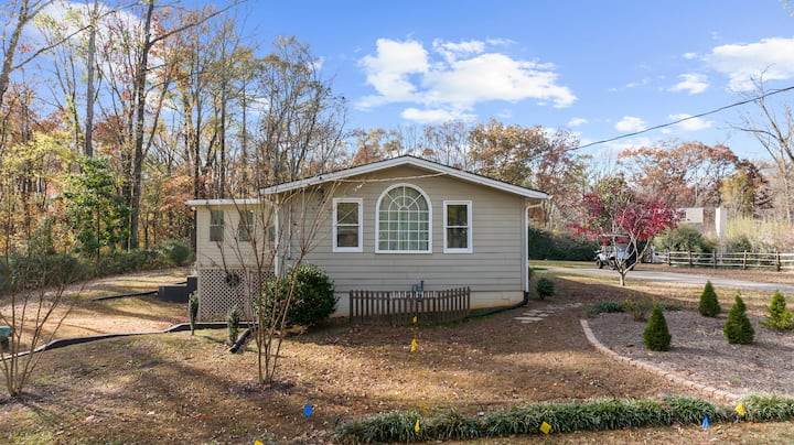 Cozy Roswell Cottage / 2 Miles To Canton St - Roswell, GA