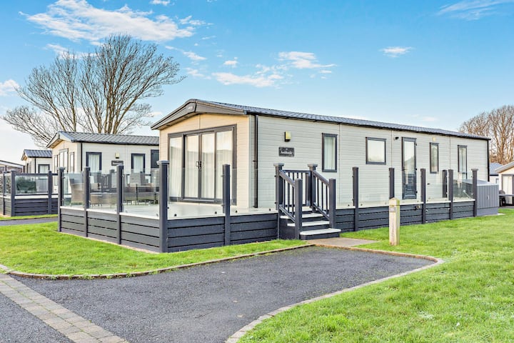 Binky Lodge 3-bed Holiday Home Barton On Sea - Barton on Sea