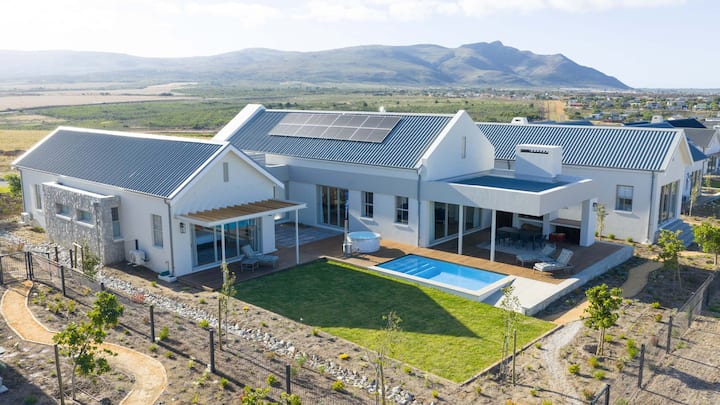 New Luxury Villa On Award-winning Benguela Cove - Fisherhaven